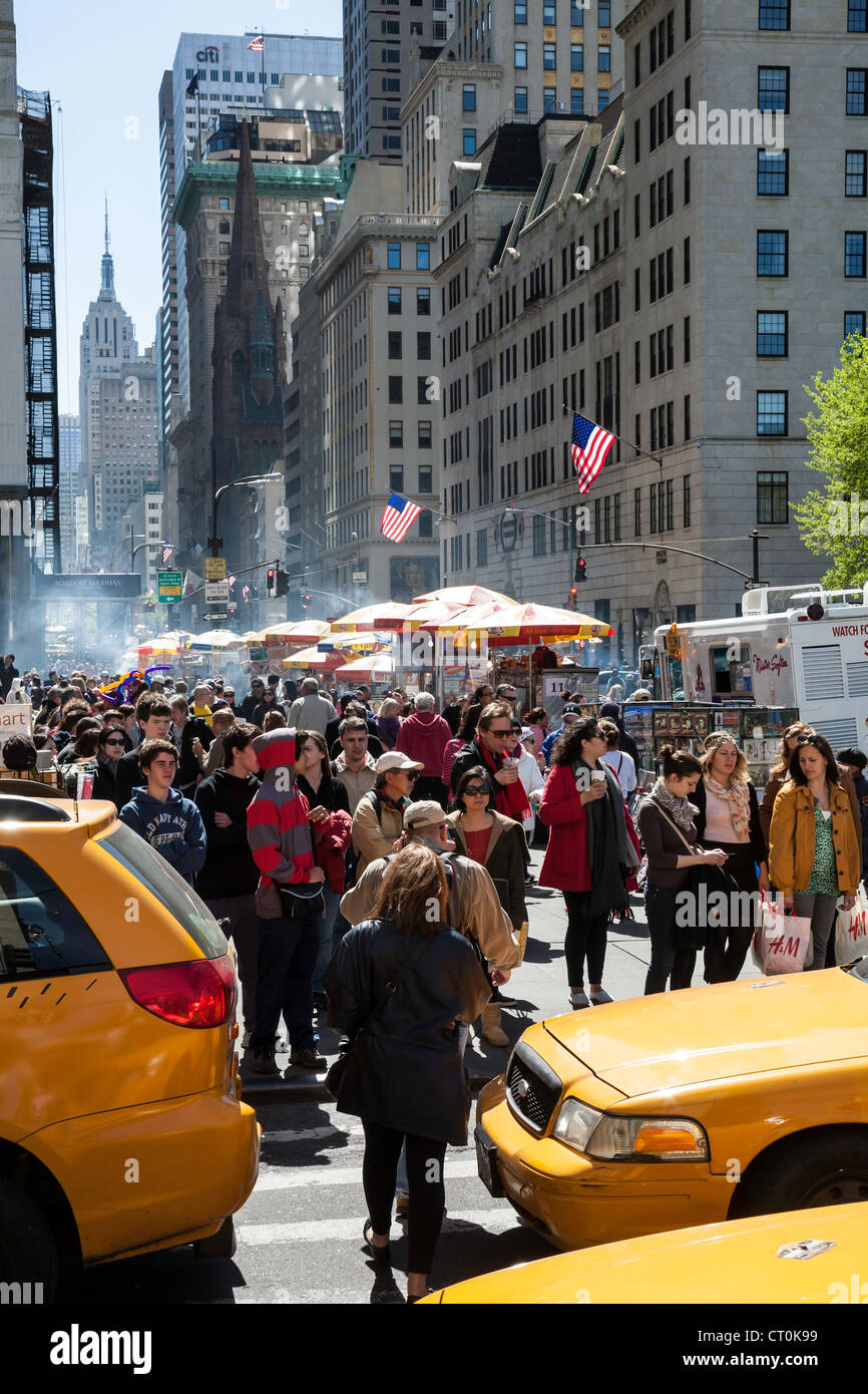 Crowded Midtown Street and Sidewalk, NYC Stock Photo - Alamy