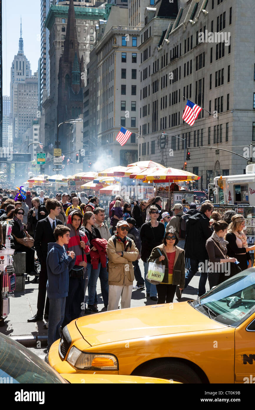 Crowded Midtown Street and Sidewalk, NYC Stock Photo - Alamy