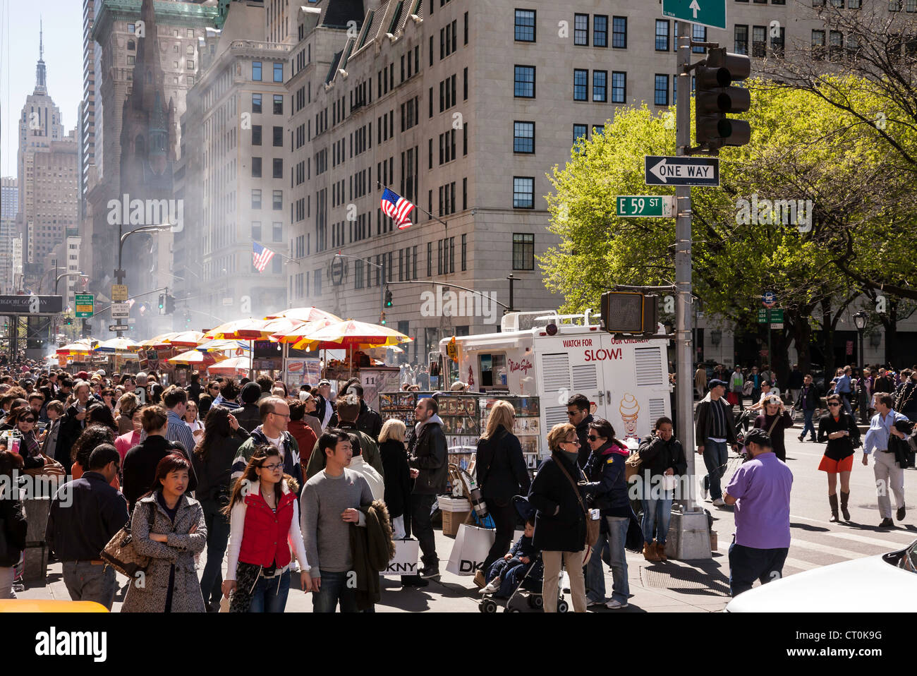 Crowded Midtown Street and Sidewalk, NYC Stock Photo - Alamy
