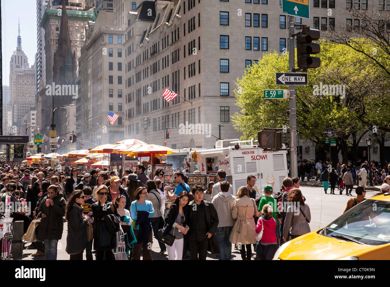 Crowded Midtown Street and Sidewalk, NYC Stock Photo - Alamy