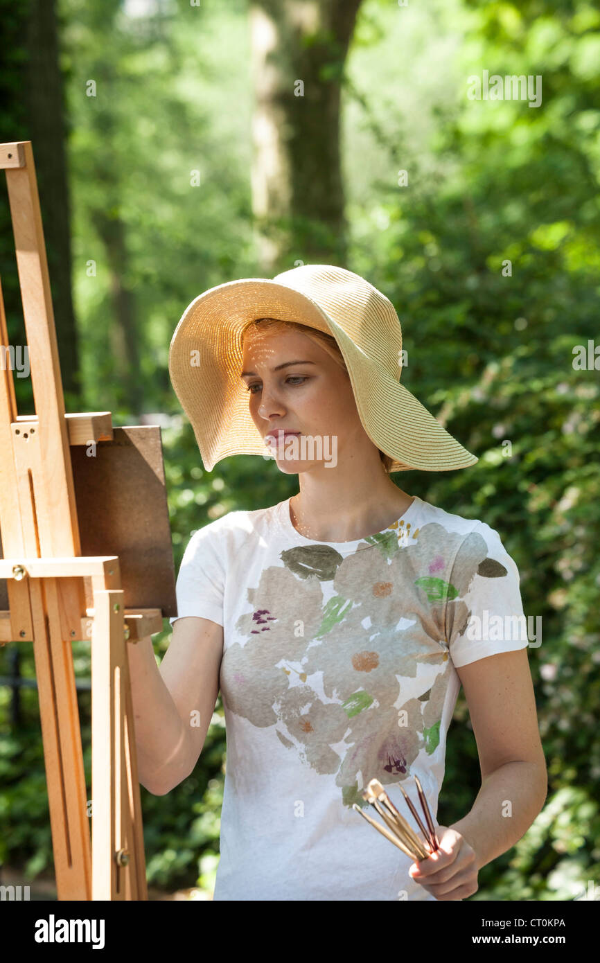 A painter works on an easel, Central park, NYC Stock Photo - Alamy