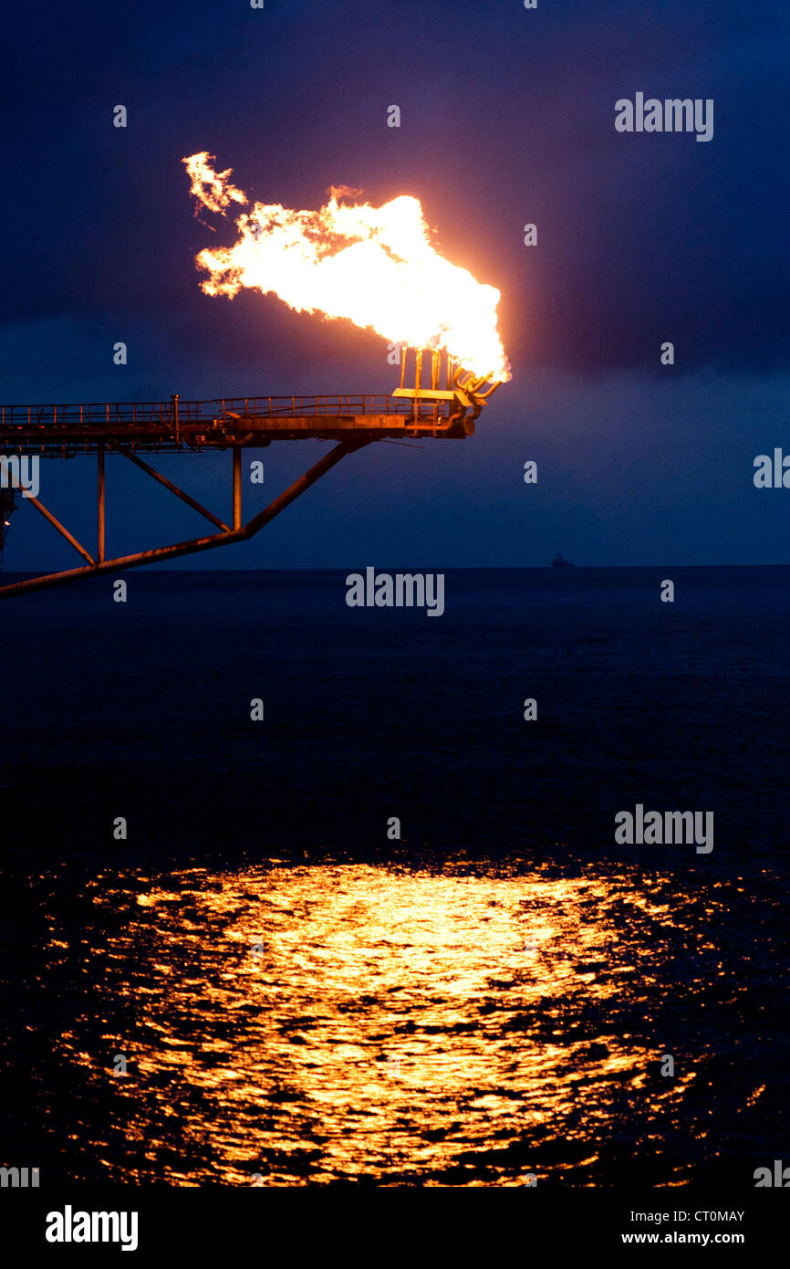 Offshore oil rig fire hi-res stock photography and images - Alamy