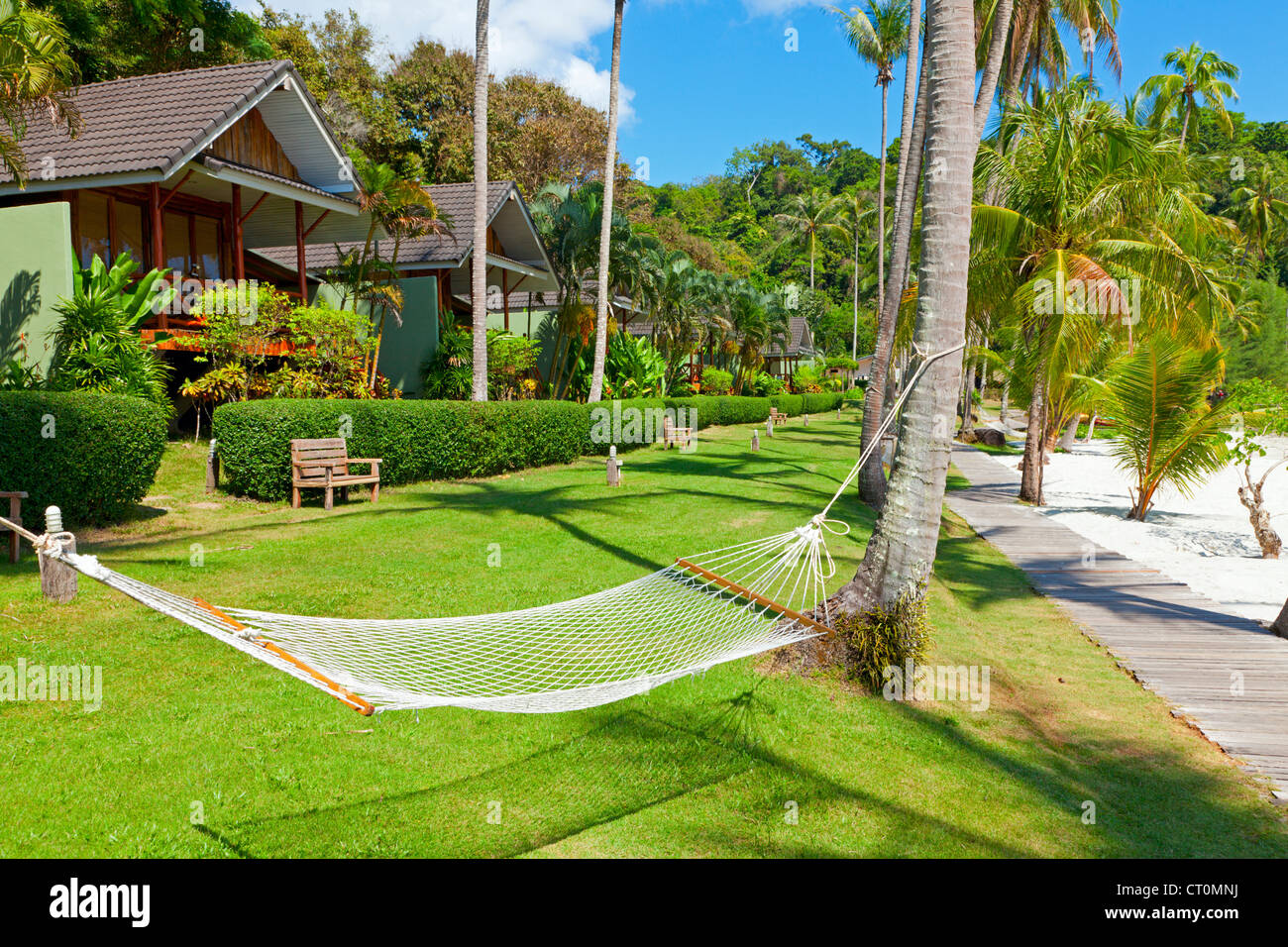 Grass hut luxury beach resort hi-res stock photography and images - Alamy