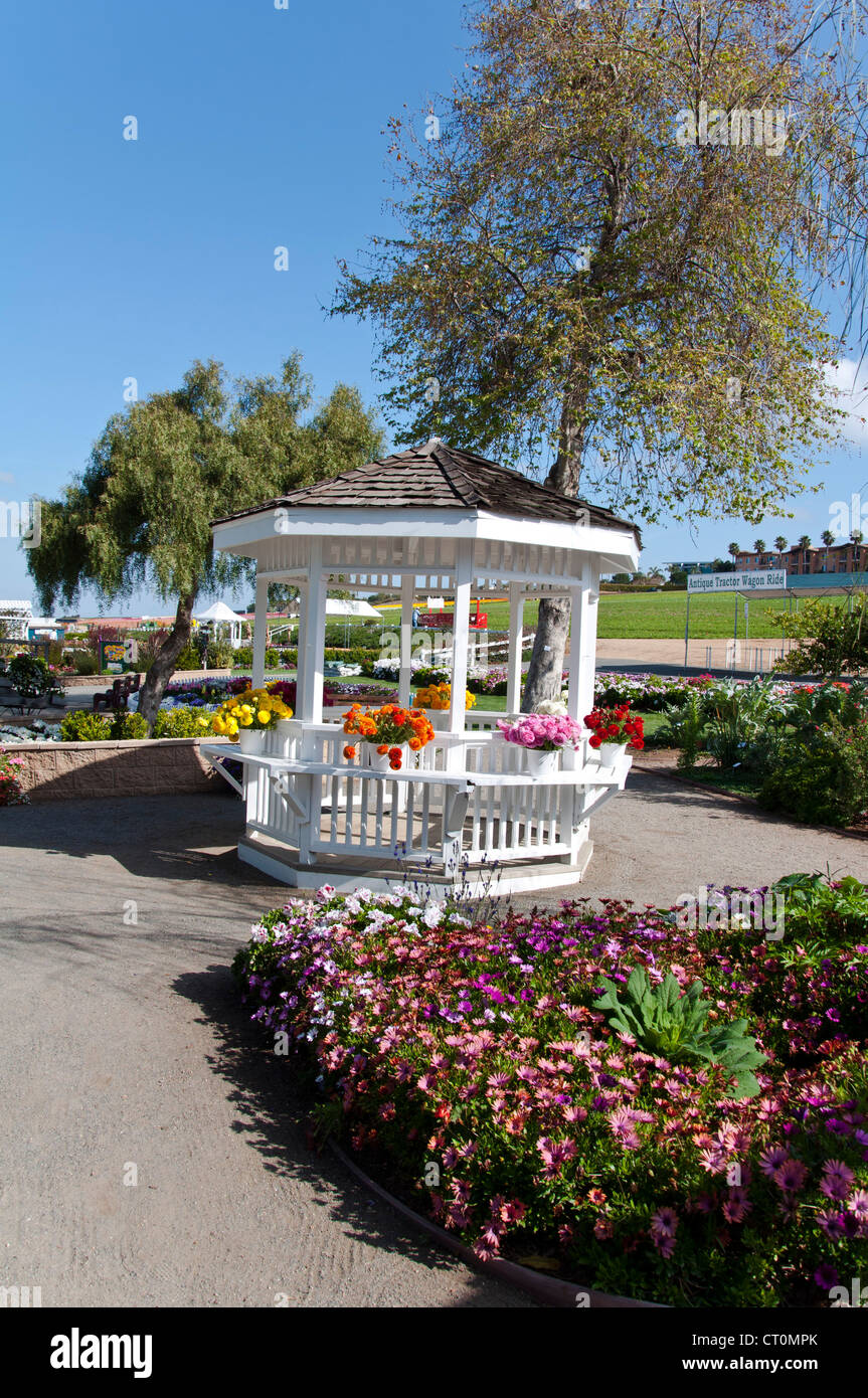 White arbor hi-res stock photography and images - Alamy