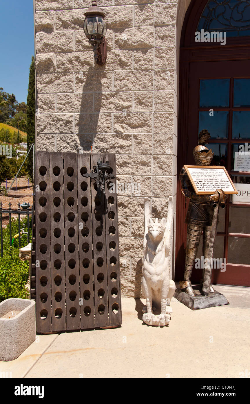 Medieval statues hi-res stock photography and images - Alamy