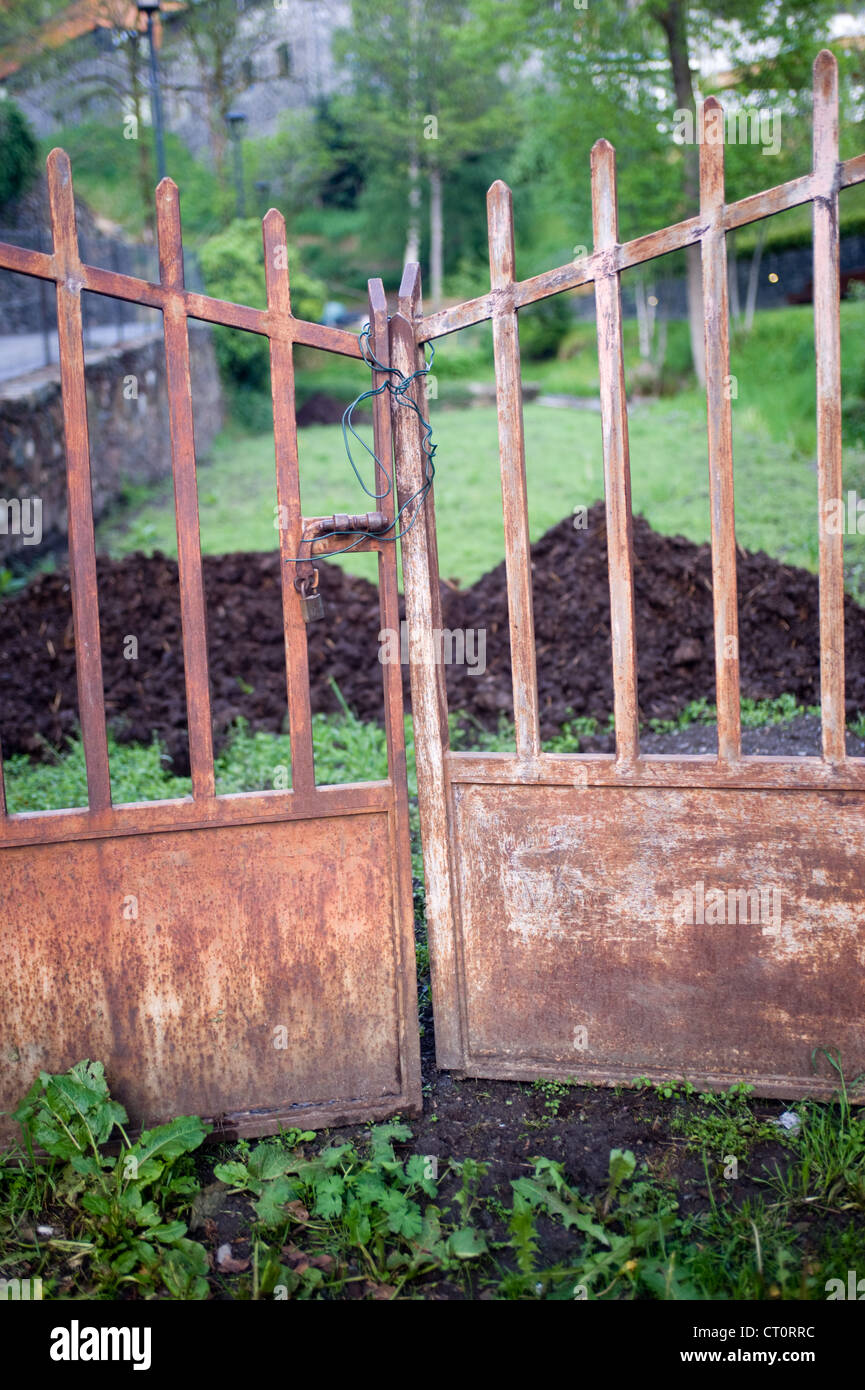 Old gate, closed door Stock Photo - Alamy