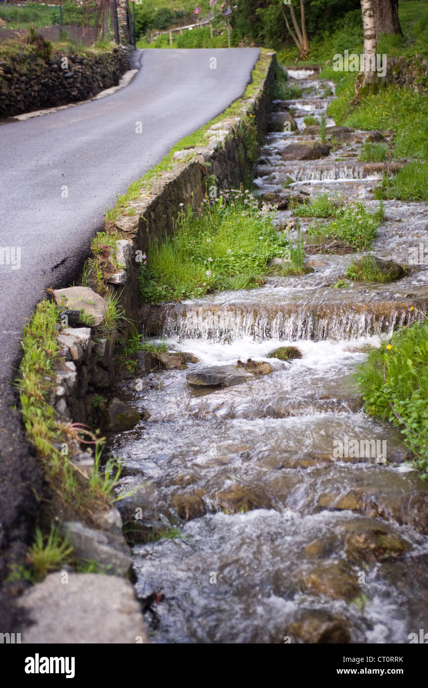 Road side river hi-res stock photography and images - Alamy
