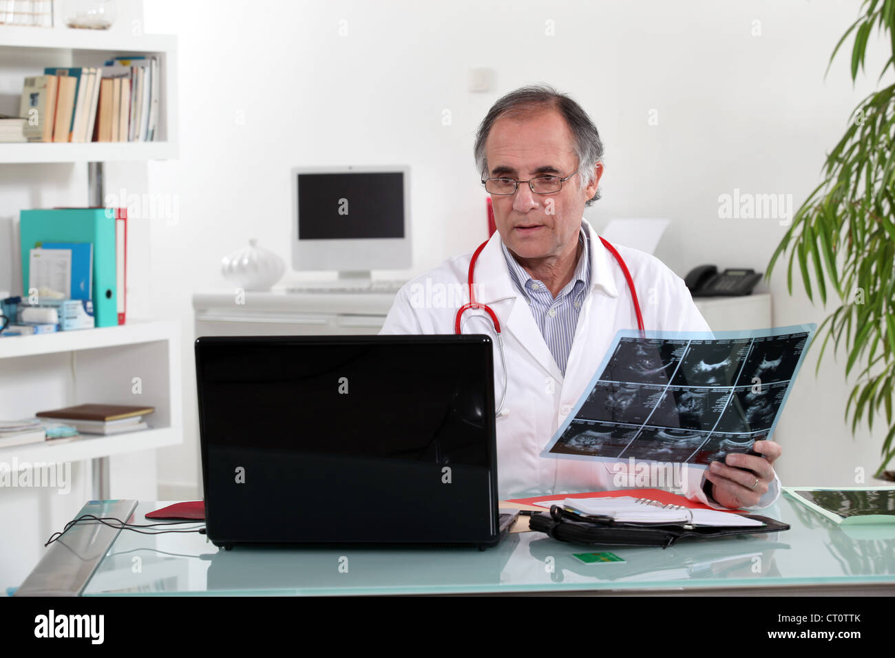 Doctor viewing xray hi-res stock photography and images - Alamy