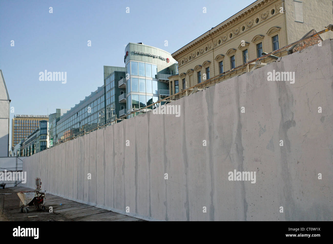 Reconstruction of the Berlin Wall Stock Photo - Alamy