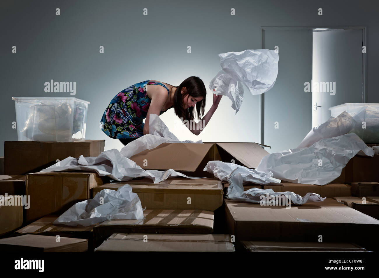 People Packing Boxes Moving Stock Photos & People Packing Boxes Moving ...