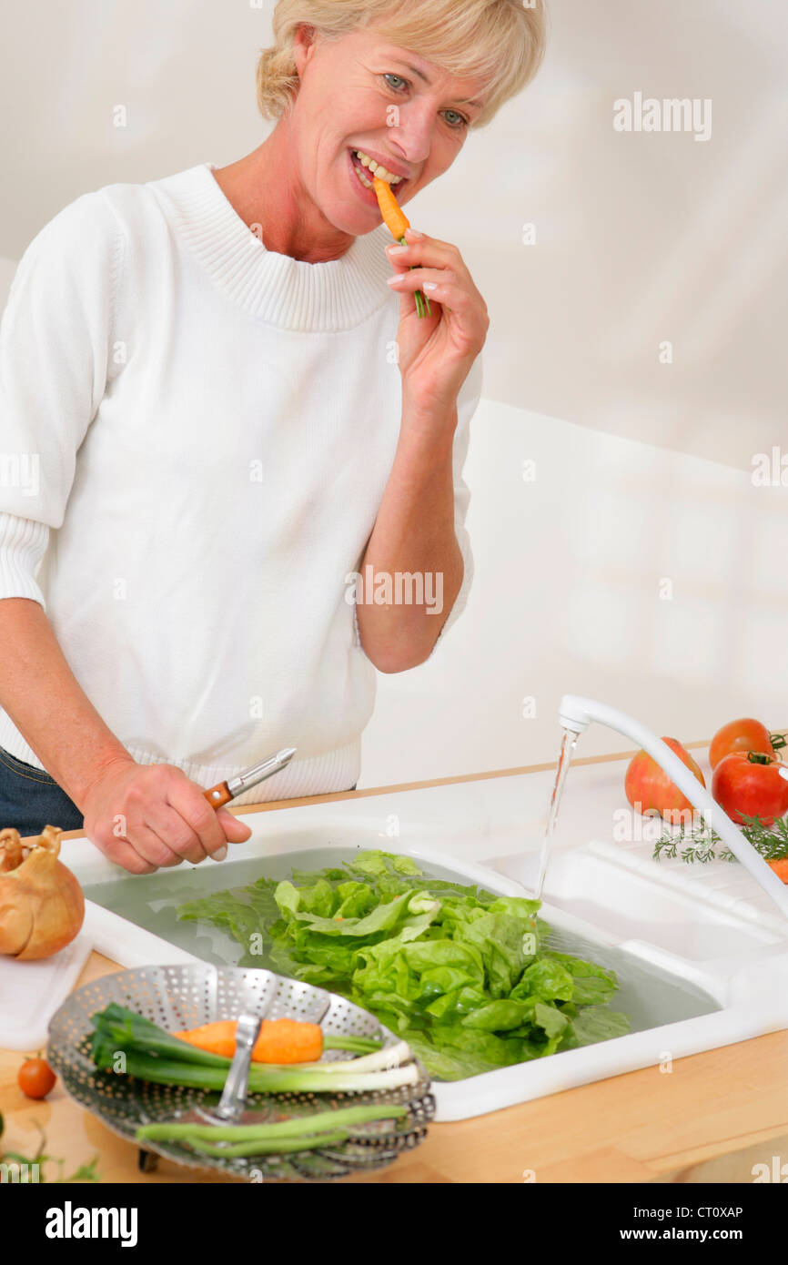 ELDERLY PERSON IN KITCHEN Stock Photo - Alamy