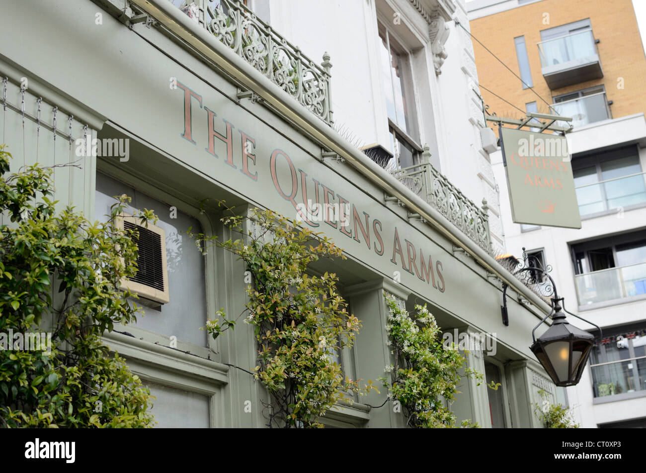 The Queen's Head pub in Warwick Way, Pimlico, London, UK Stock Photo ...