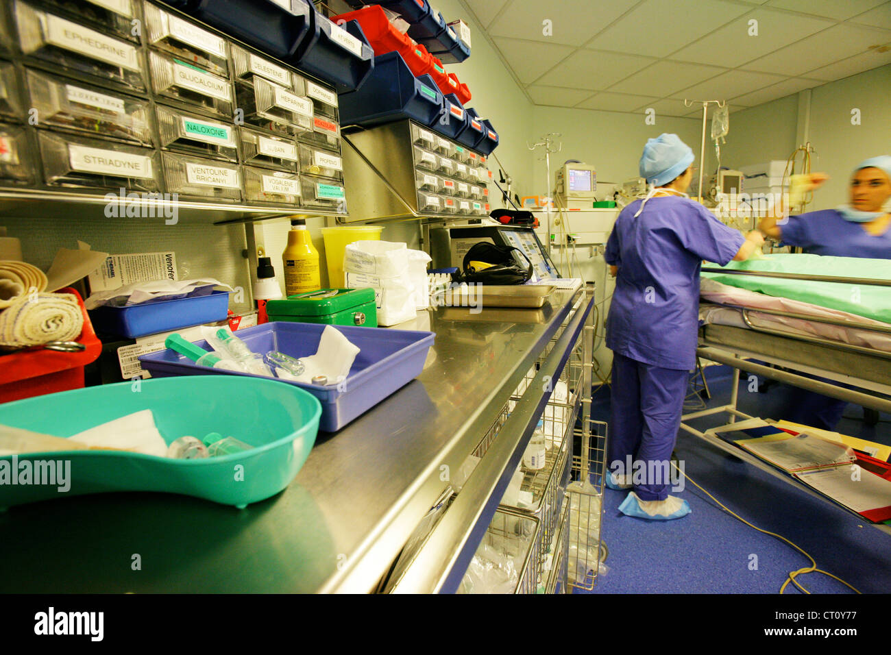 Hospital ward patients beds blurred hi-res stock photography and images ...
