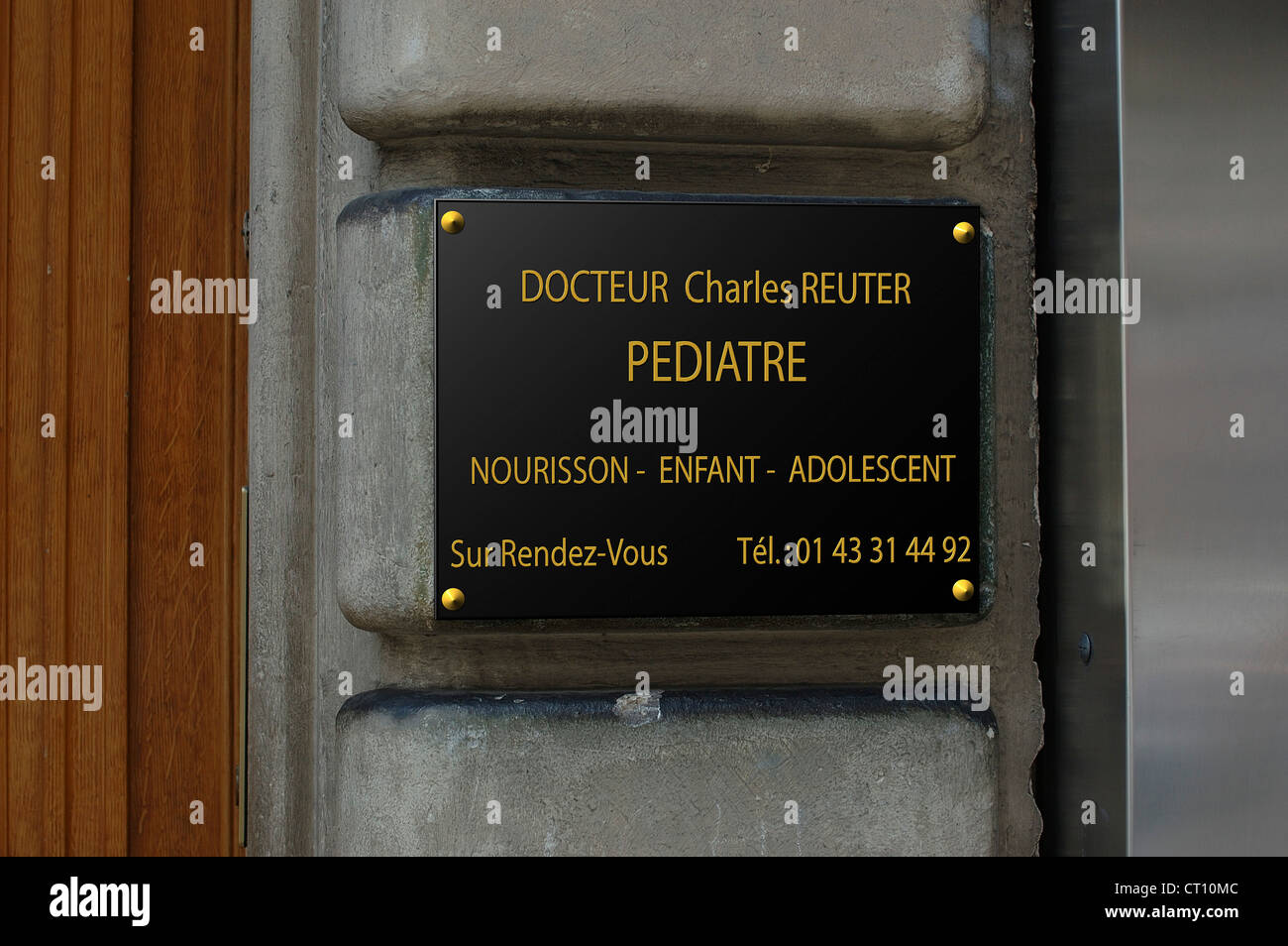 Sign outside doctors surgery hi-res stock photography and images - Alamy