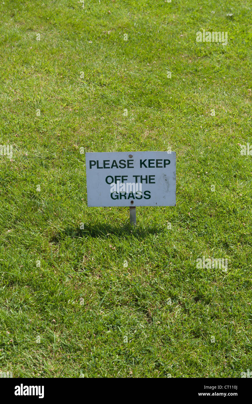 Please keep off lawn sign hi-res stock photography and images - Alamy