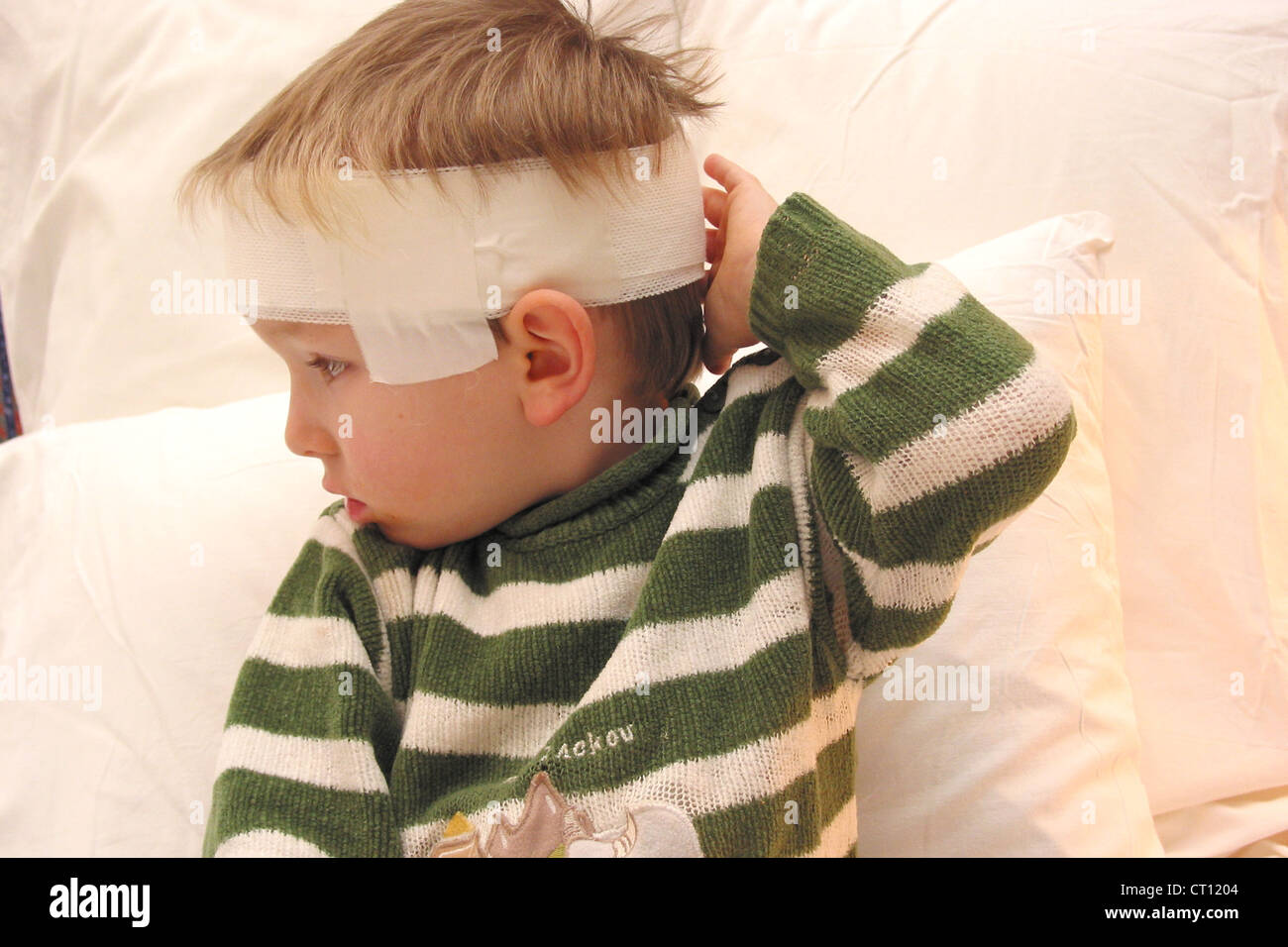 Heads bandages hi-res stock photography and images - Alamy