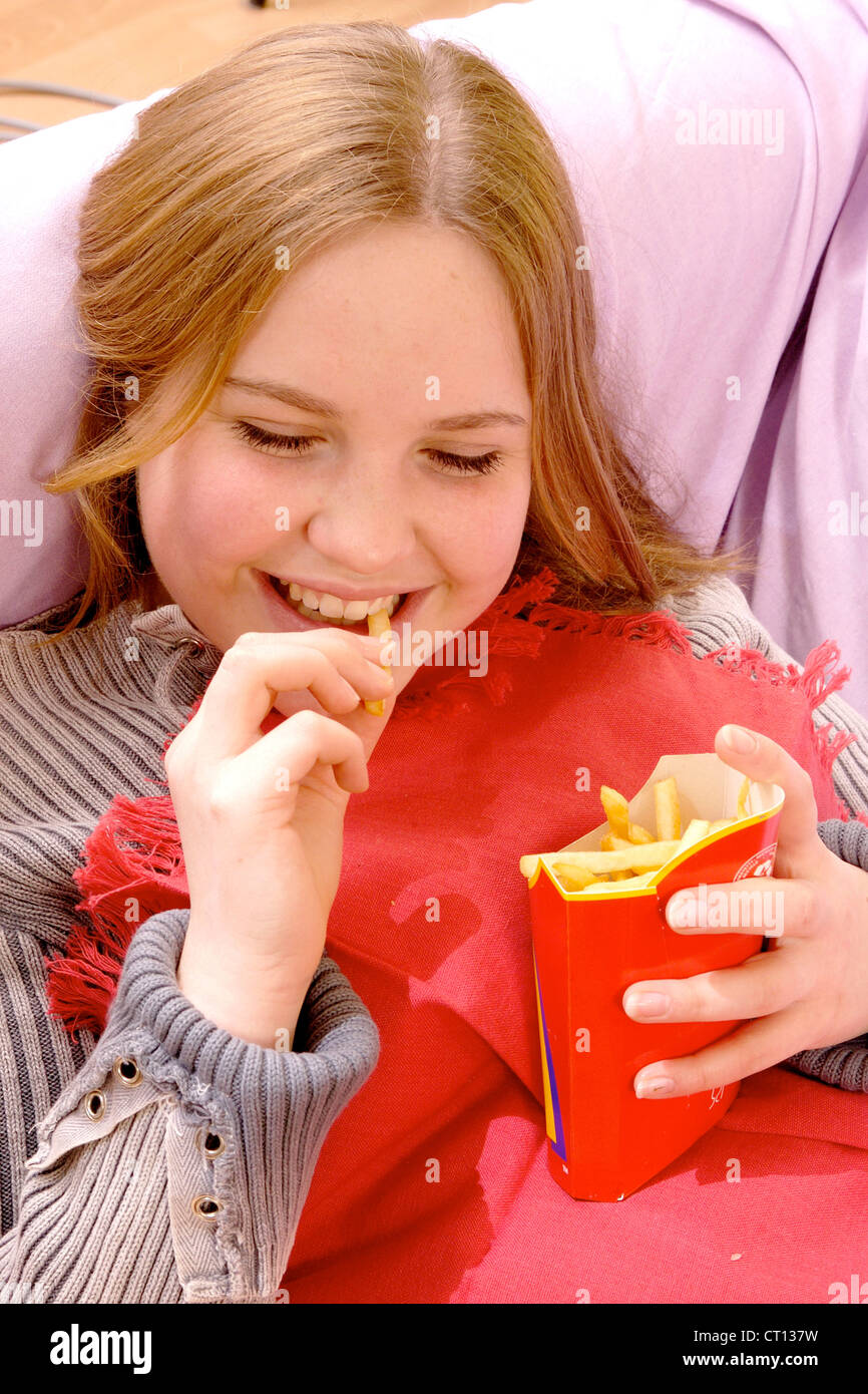 Teenagers eating junk food in hi-res stock photography and images - Alamy