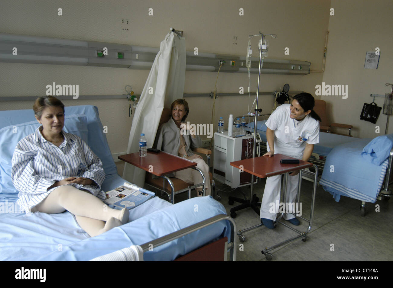 WOMAN HOSPITAL PATIENT W. NURSE Stock Photo - Alamy