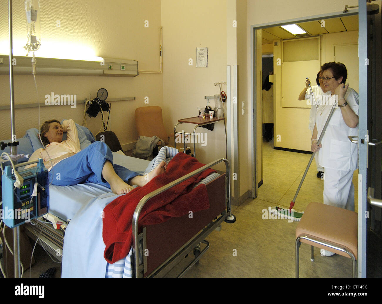 WOMAN HOSPITAL PATIENT Stock Photo - Alamy