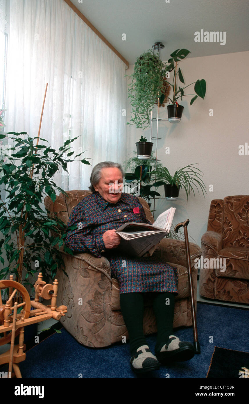 Senior living, senior citizen reading newspaper Stock Photo - Alamy