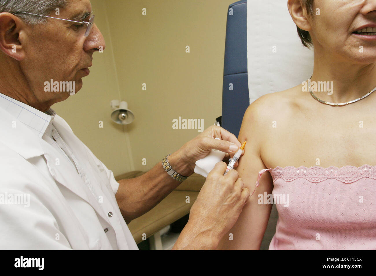 INFILTRATION IN A SHOULDER Stock Photo - Alamy
