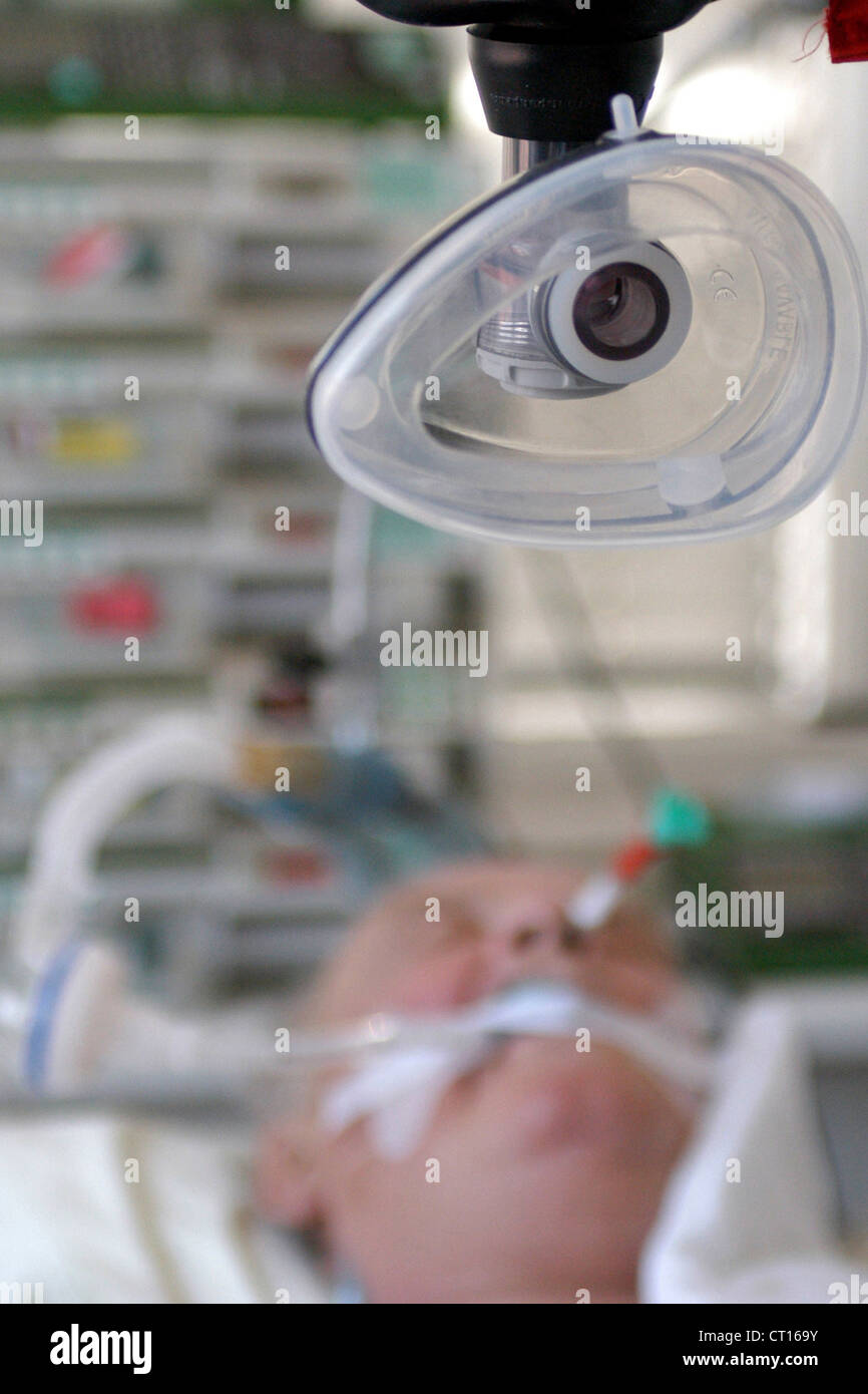 Artificial coma hi-res stock photography and images - Alamy