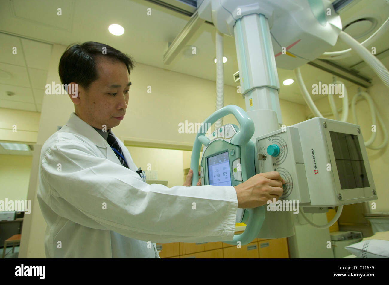 A radiologist adjusts an x-ray machine prior to use Stock Photo - Alamy