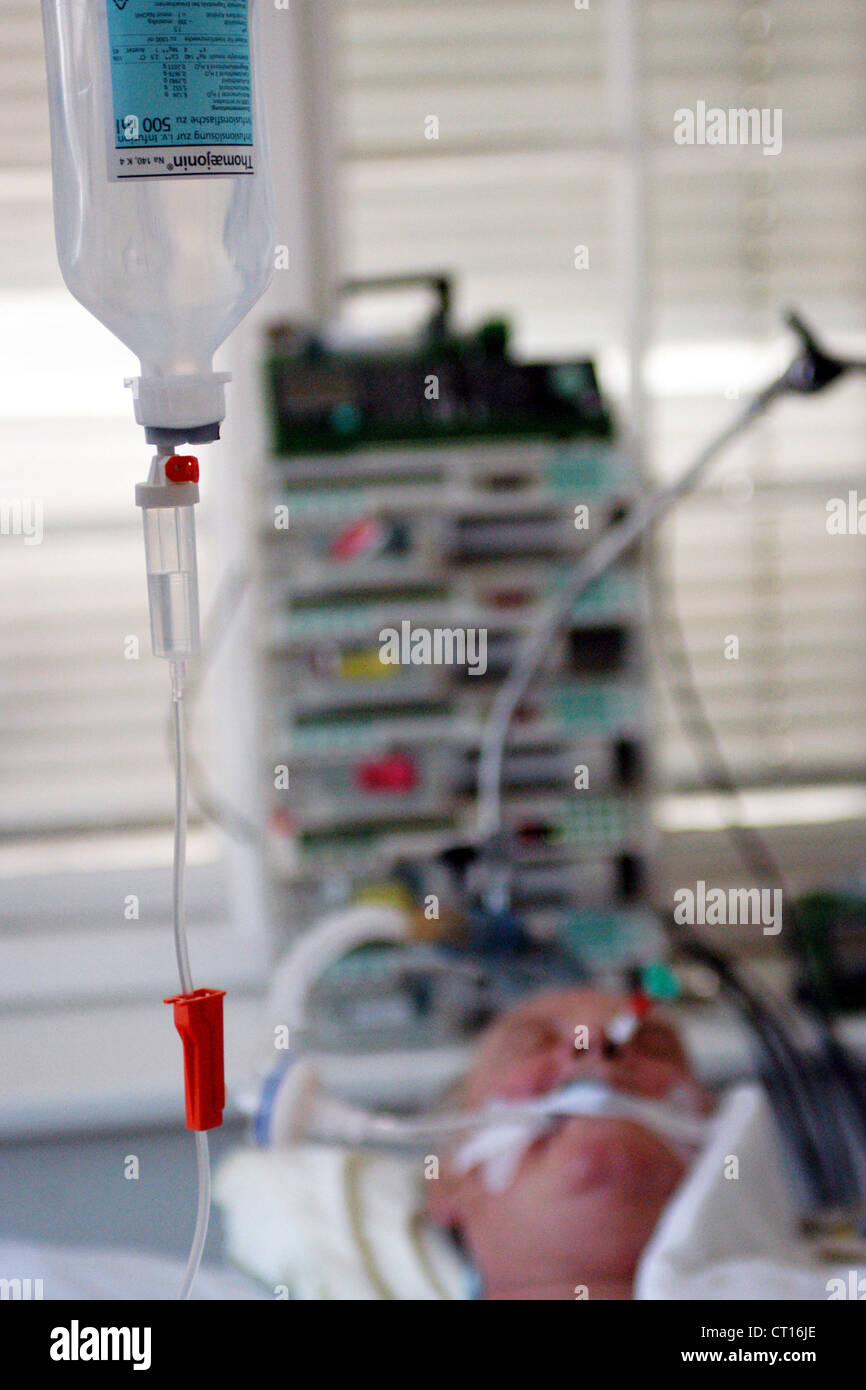 An artificial coma in intensive care Stock Photo - Alamy