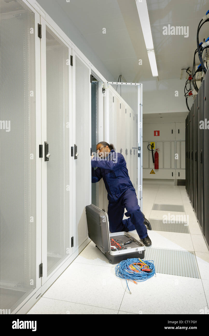 Data center support specialist image hi-res stock photography and ...