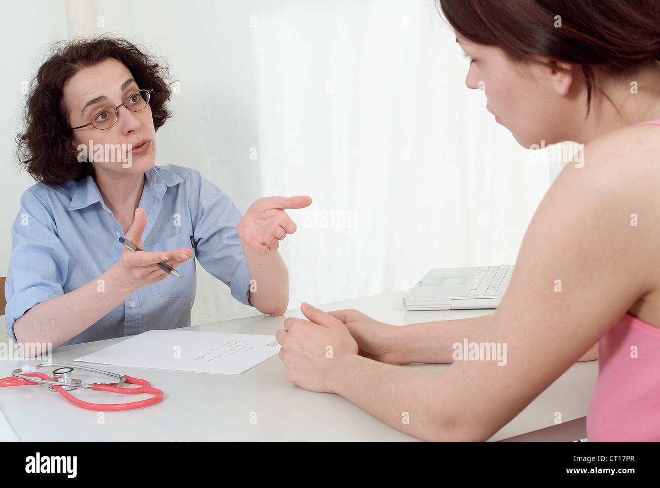 WOMAN IN CONSULTATION, DIALOGUE Stock Photo - Alamy