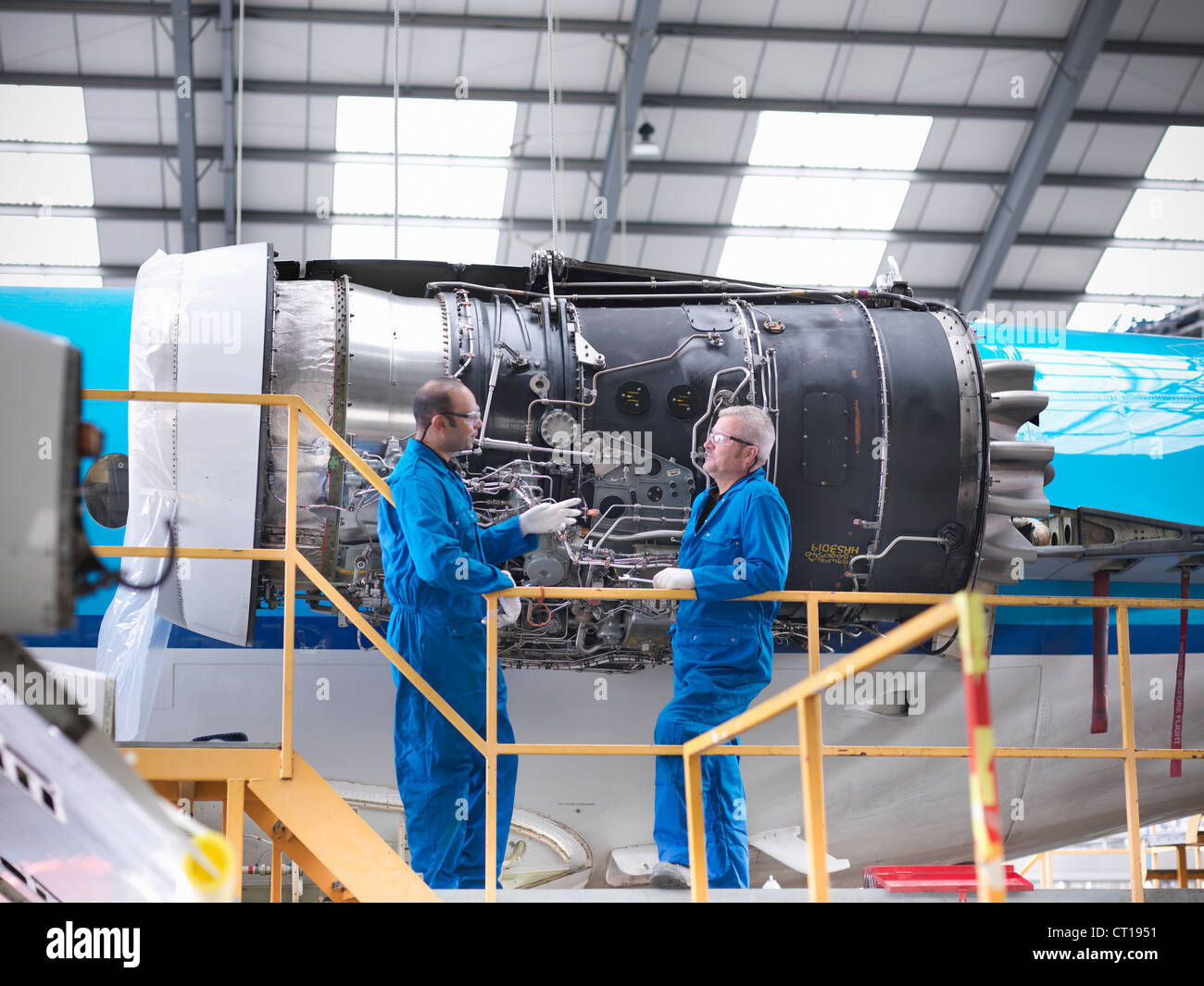 Side view airplane hi-res stock photography and images - Alamy