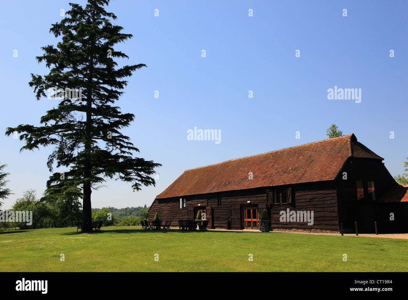Barn in Loseley Park, Surrey Hills, Surrey, England Stock Photo - Alamy
