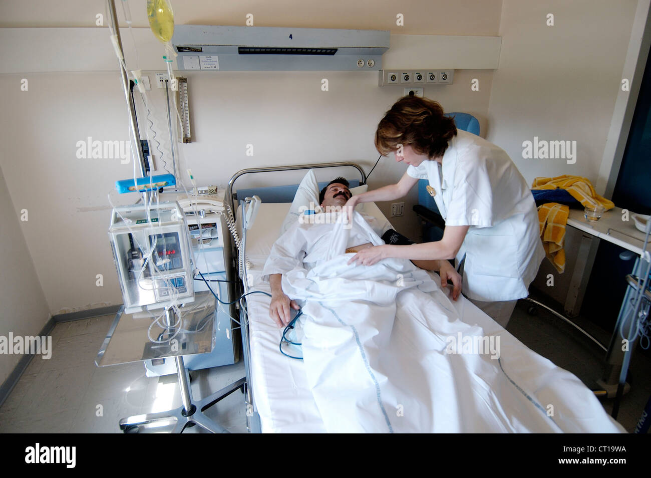 MAN HOSPITAL PATIENT W. NURSE Stock Photo - Alamy