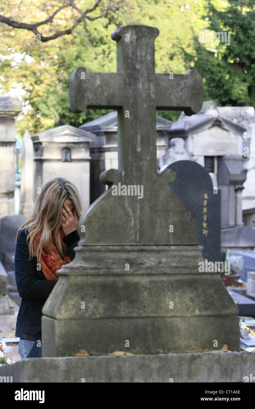 Mourning lady hi-res stock photography and images - Alamy