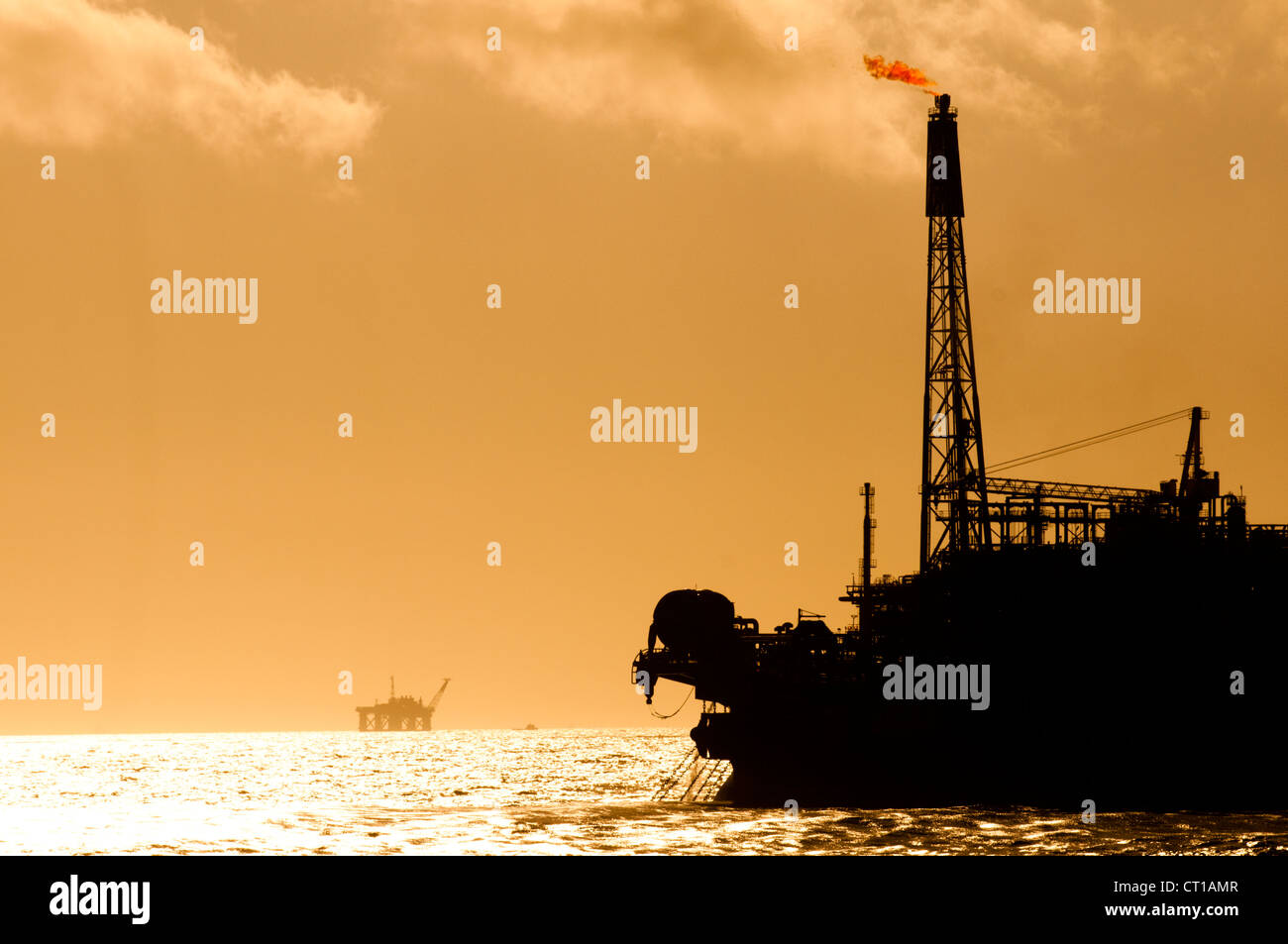 Silhouette offshore fpso oil rig hi-res stock photography and images ...