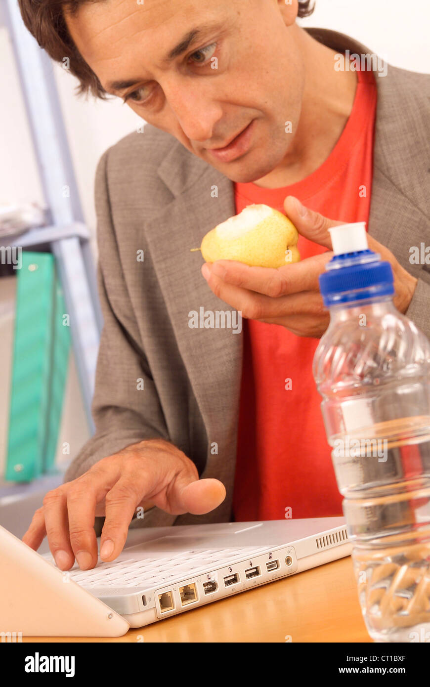Older man eating apple hi-res stock photography and images - Alamy
