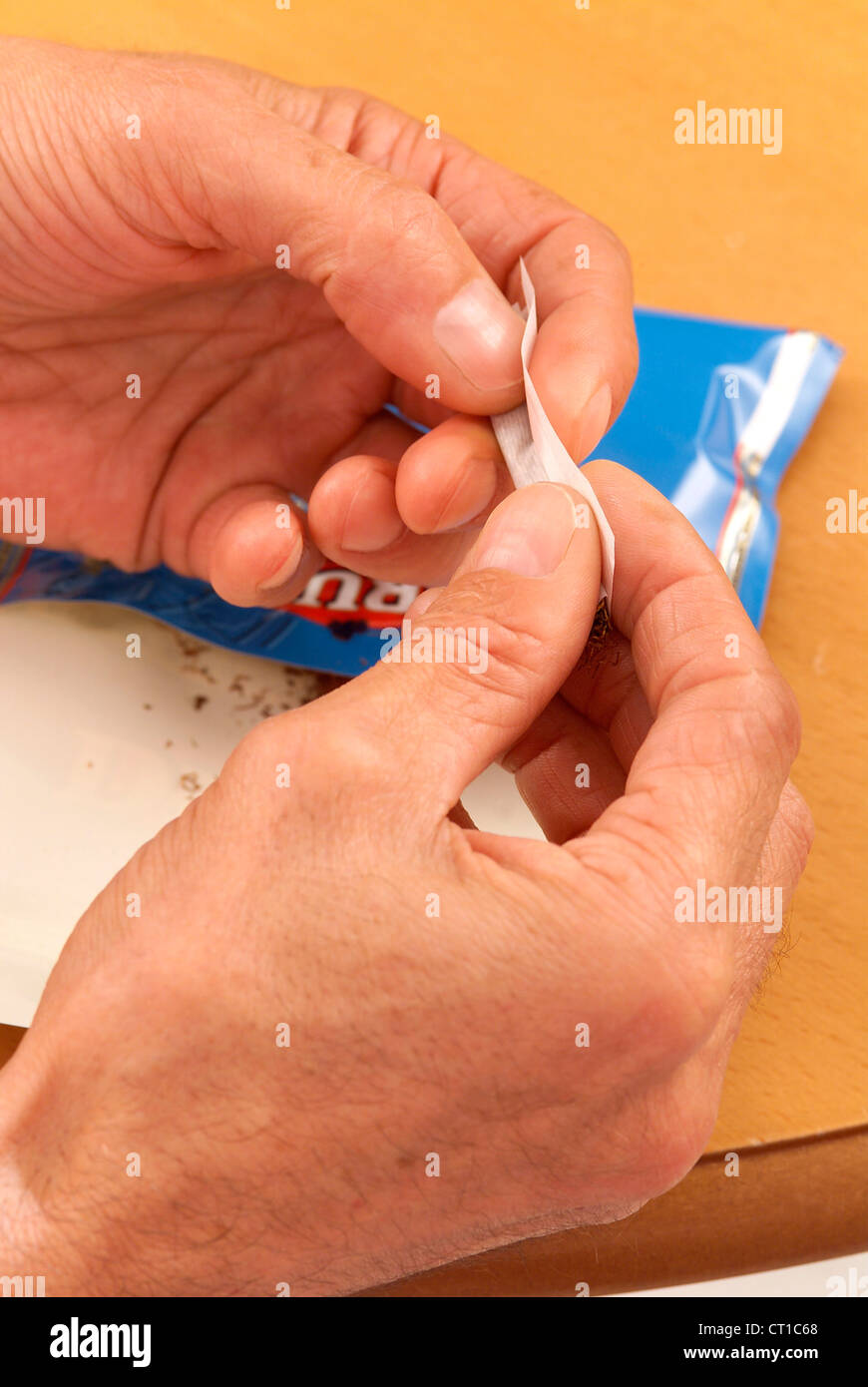 Smoking roll ups hi-res stock photography and images - Alamy