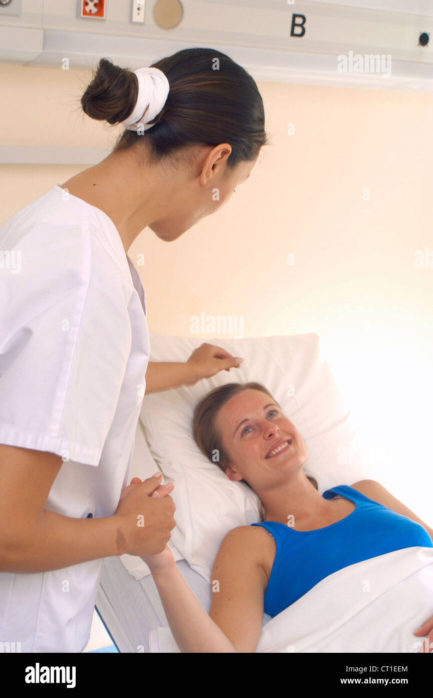 WOMAN HOSPITAL PATIENT W. NURSE Stock Photo - Alamy
