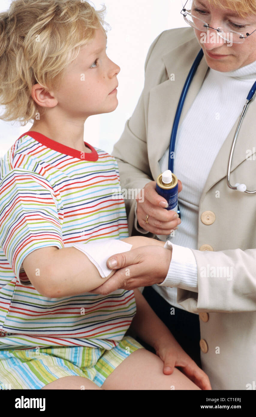 WOUND CARE, CHILD Stock Photo - Alamy
