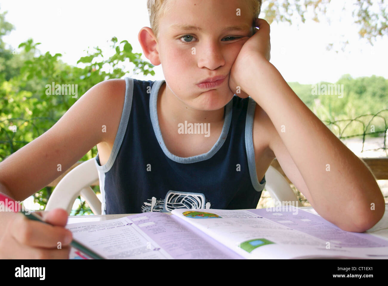 CHILD DOING HOMEWORK OUTDOORS Stock Photo - Alamy