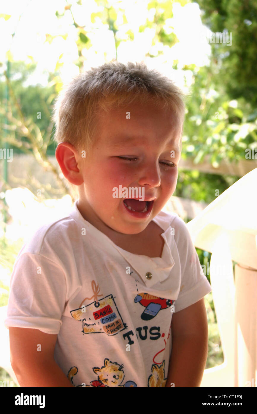 3-5 YEARS OLD CHILD CRYING Stock Photo - Alamy
