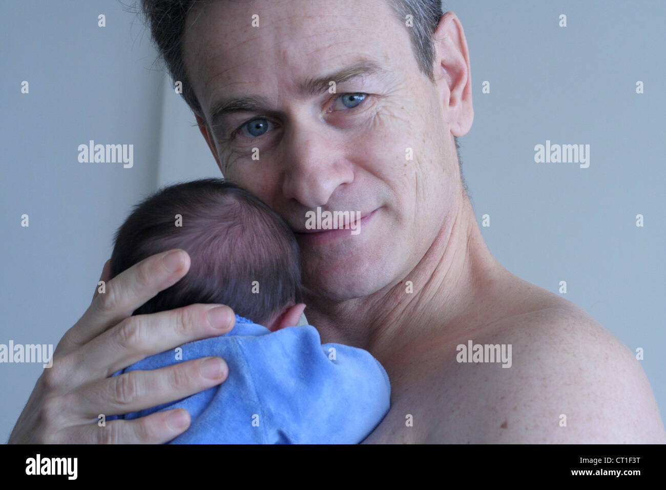 FATHER & NEWBORN Stock Photo - Alamy