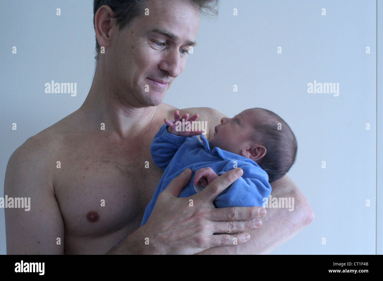 FATHER & NEWBORN Stock Photo - Alamy
