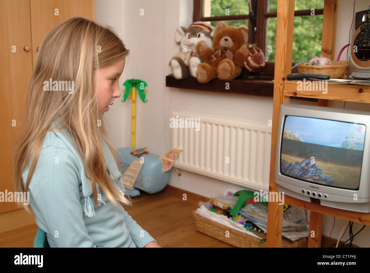 12 year girl watching tv hi-res stock photography and images - Alamy