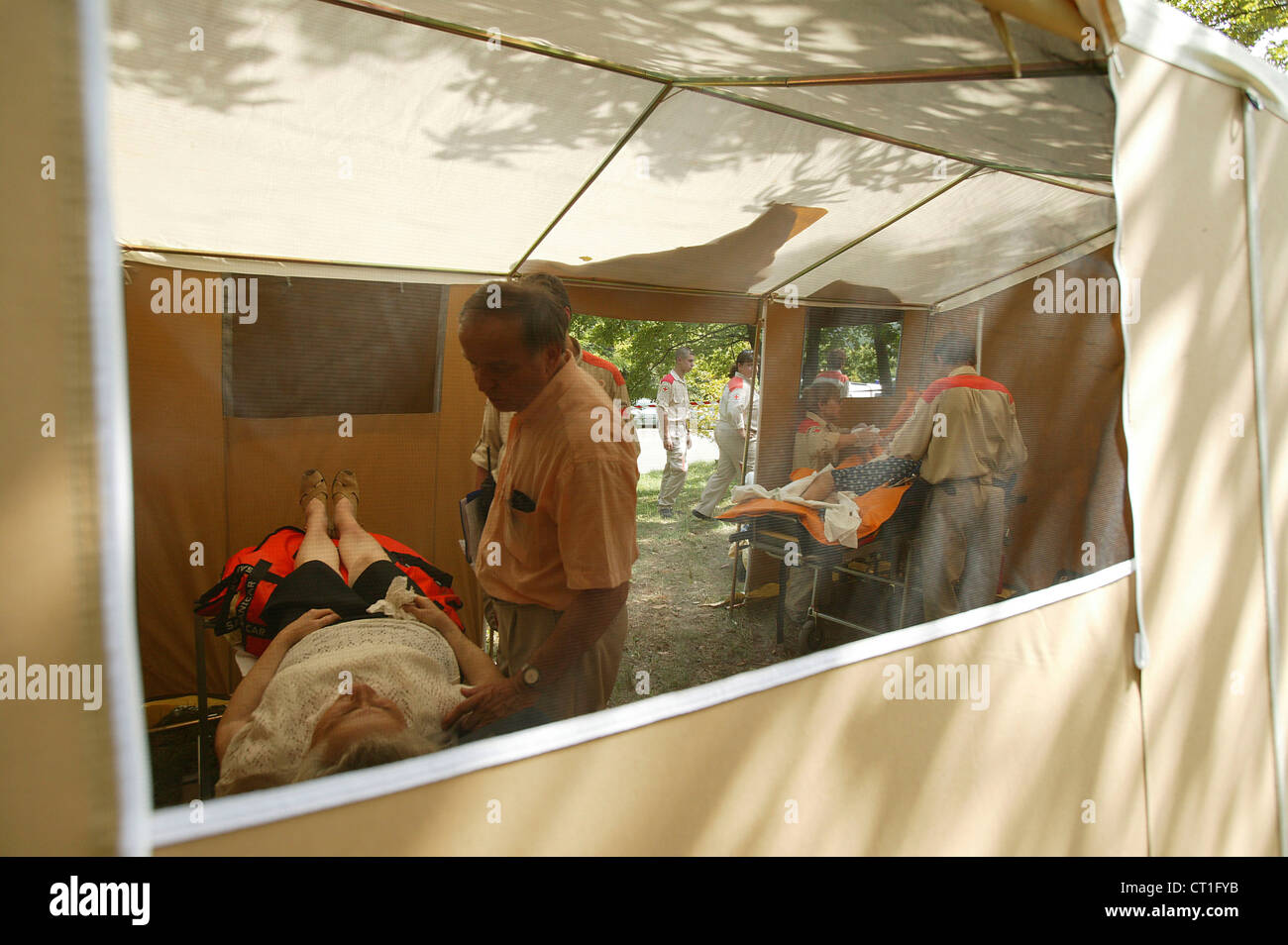 First aid volunteers hi-res stock photography and images - Alamy