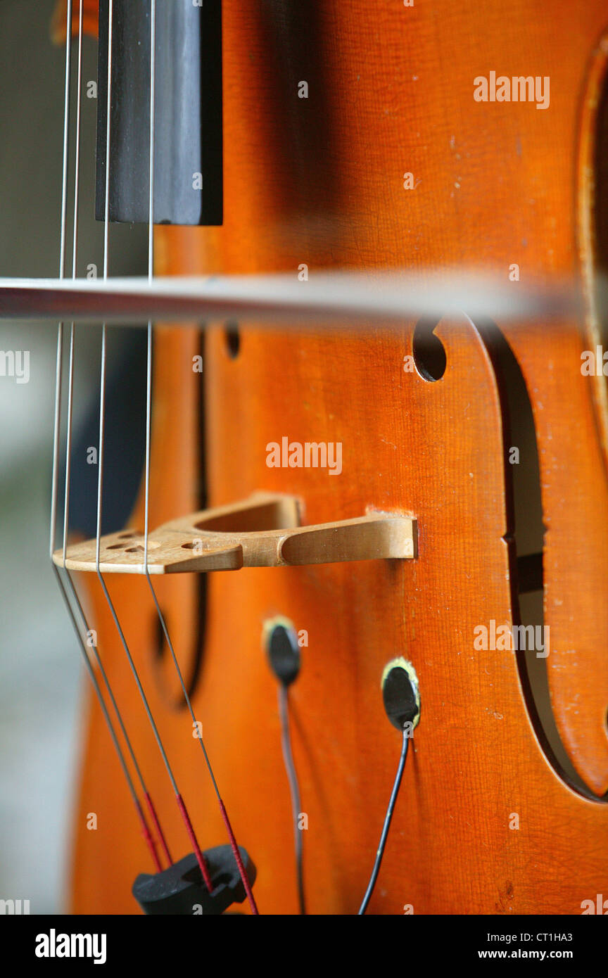 Violin zoom hi-res stock photography and images - Alamy