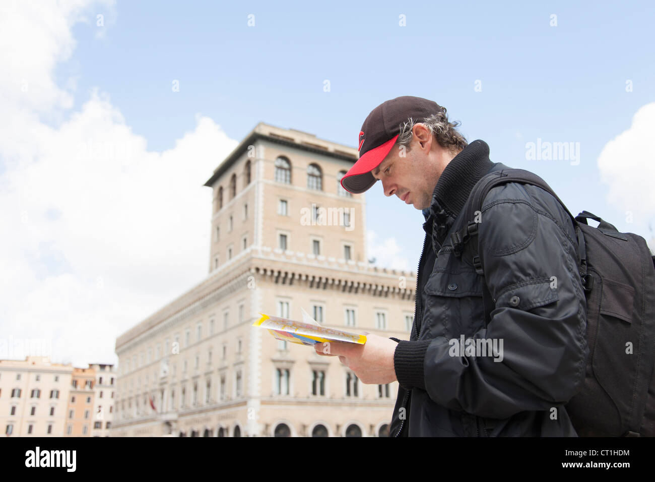 Guy reading map hi-res stock photography and images - Alamy