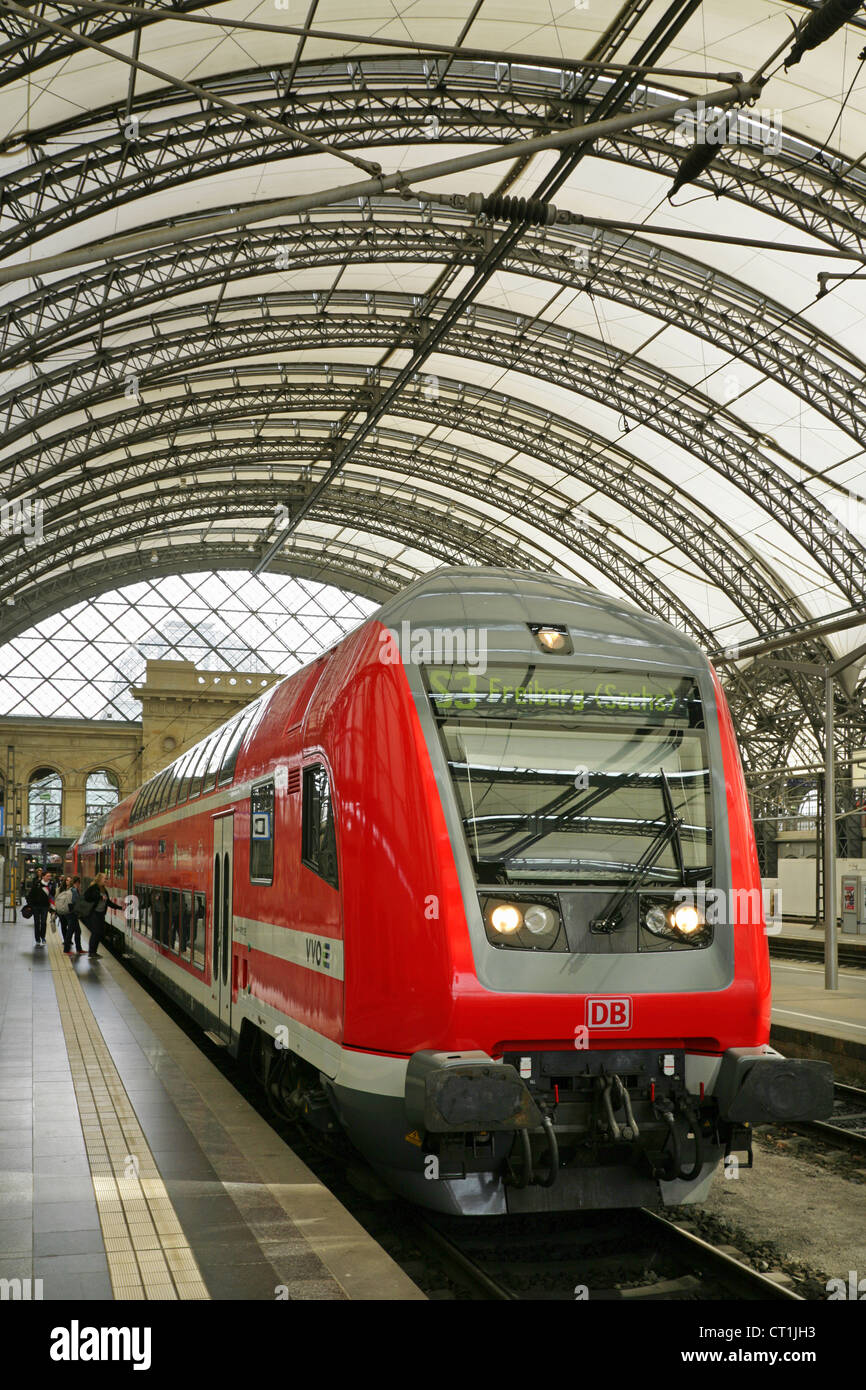 Double decker S-bahn train in the renovated Dresden Hauptbahnhof ...