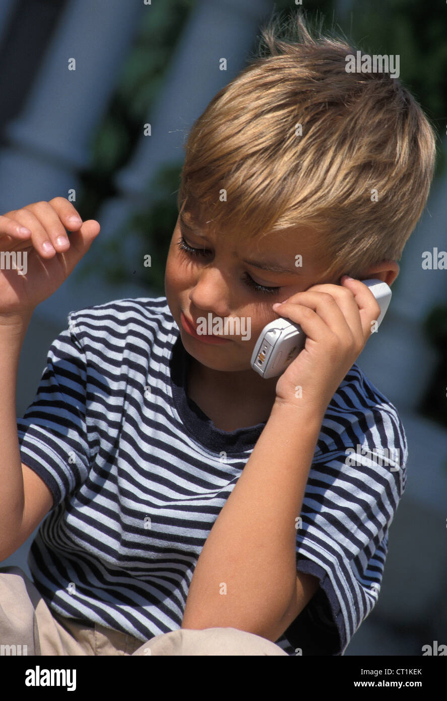 Child alone on telephone hi-res stock photography and images - Alamy