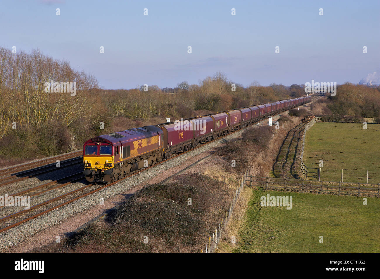 dbs 66069 passes through Denchworth, oxfordshire with an empty didcot ...